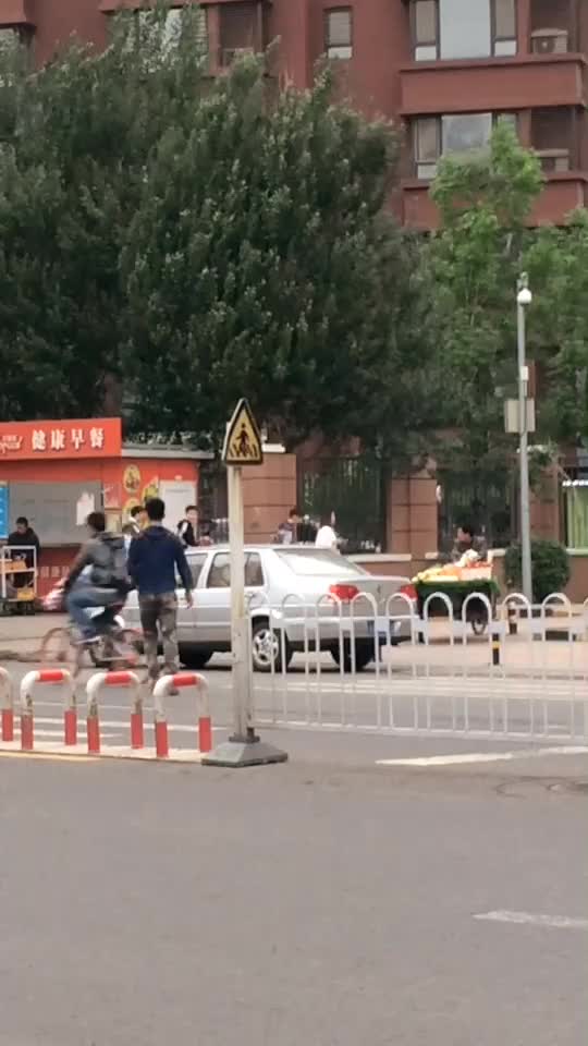 在道路中间,又个黄三角警示标志,提醒车辆注意行人「来自懂车帝车友...