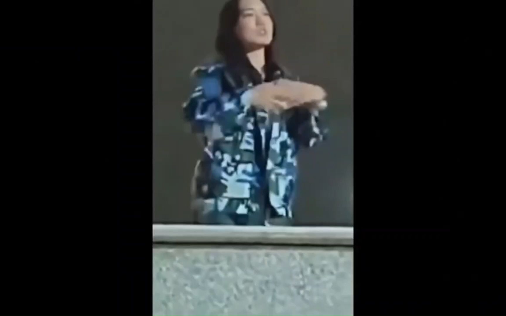 晚会跳舞学校表演现场,白吊带女大学生卯足了劲的表演!生怕学弟们没...