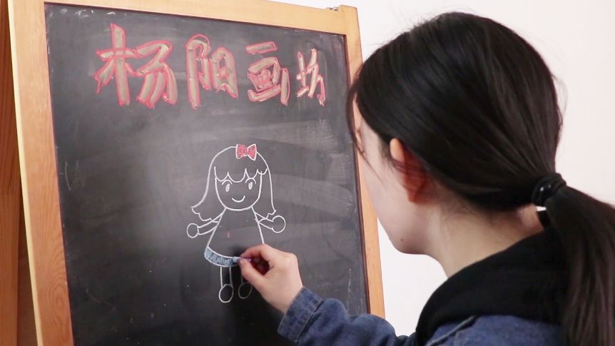 女孩简笔画:先画椭圆形当作女孩的脸蛋,用波浪线画女孩的刘海