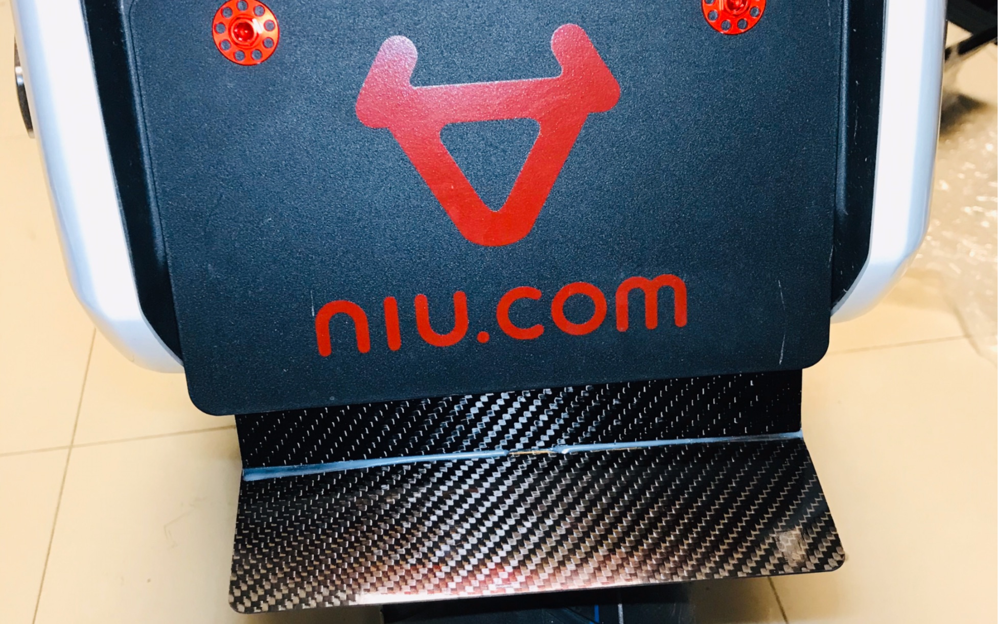 应该是最轻的小牛碳纤维后挡泥板吧 自制碳纤维小牛NGT后挡泥板 上车