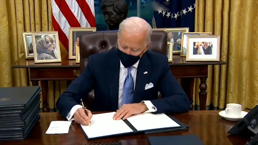 拜登首次以总统身份走进白宫 签署多项行政命令