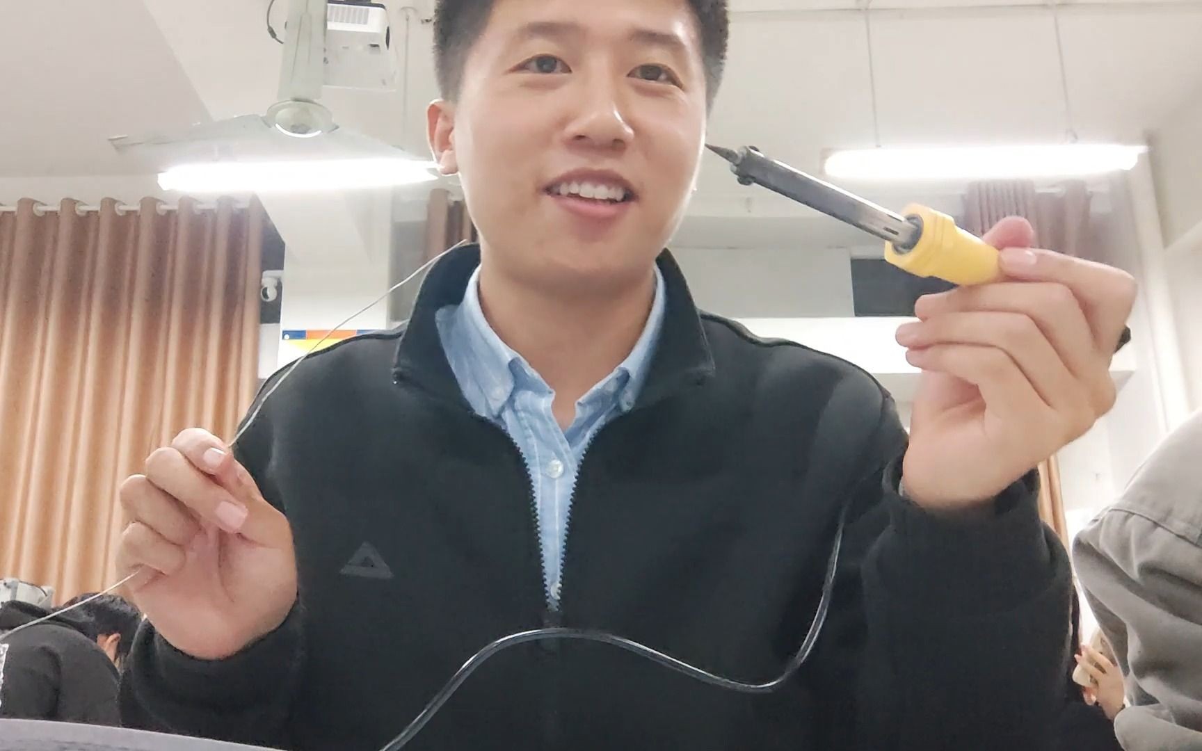 大学生的首次电路板焊接,欢笑伴随,结果出奇不意。