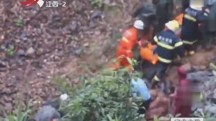 植物腐化产生气体,村民吸入过多的二氧化碳,导致中毒死亡
