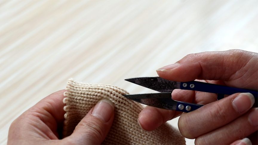 学会了这种无痕的针织修补方法,都不想买新衣服了