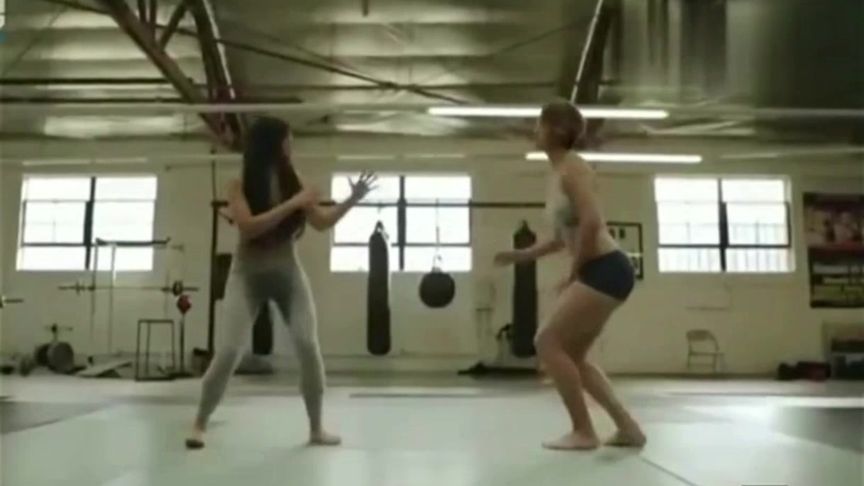 漂亮美女尿急憋不住,下面看她们尿裤子后是怎么化解尴尬的