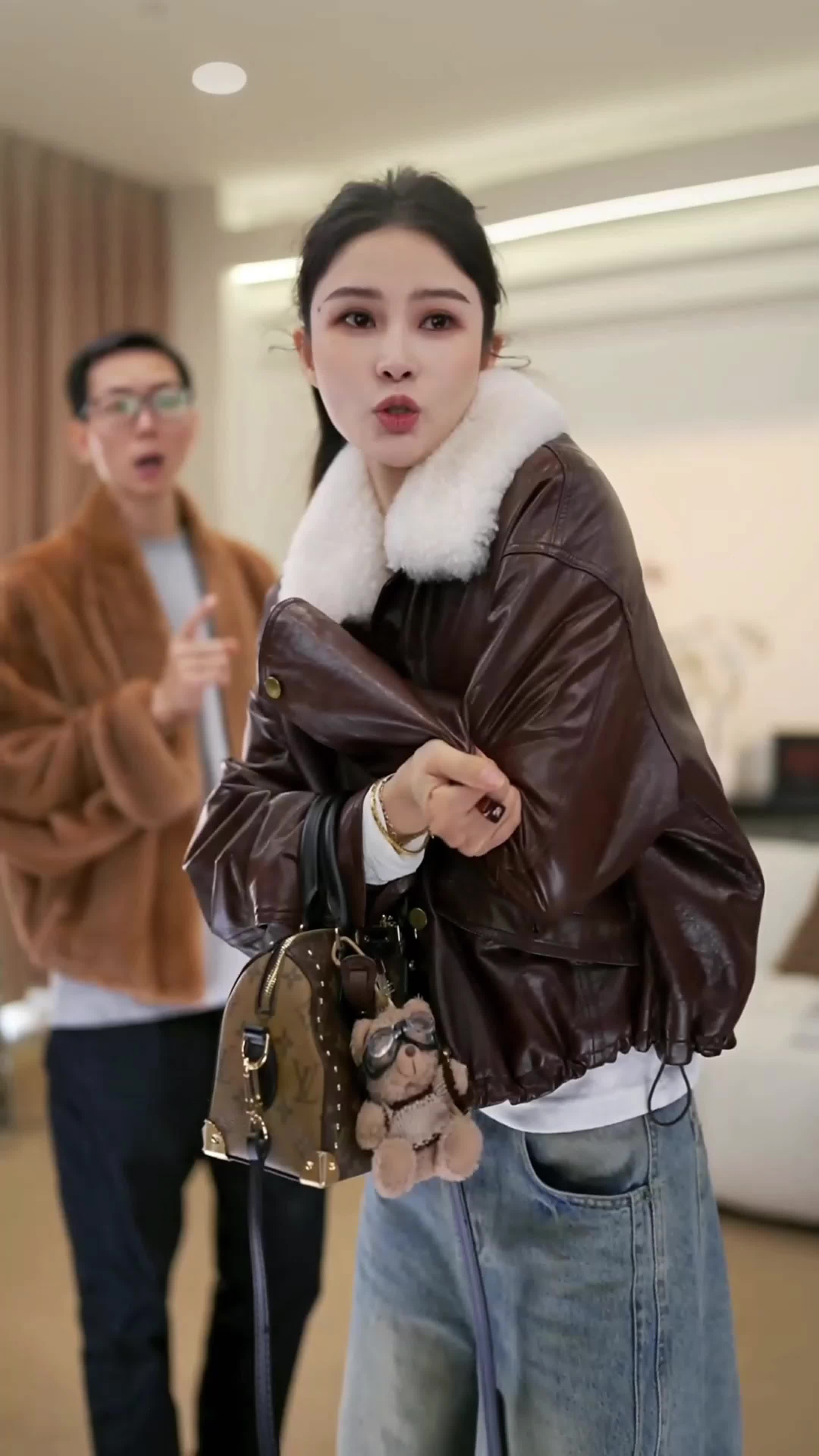 ...竟然可以穿三个季节呢,这件皮衣就可以! #皮草#皮衣定制#羊羔毛外套