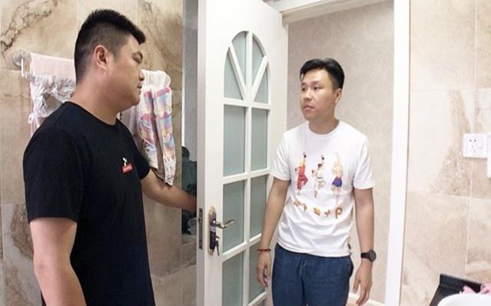 三年前的木门开裂,老业主说是质量问题,装修小伙现场发现另有原因