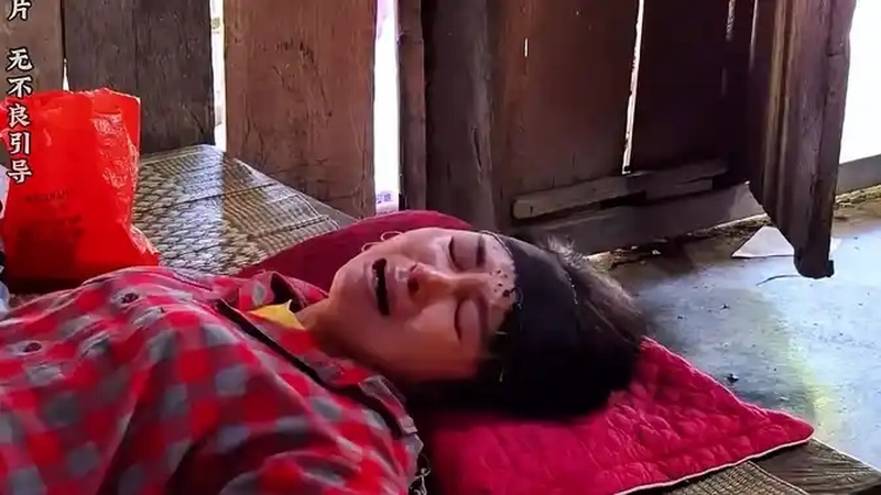 瘫痪的女人发现孩子发生危险,她快急疯了
