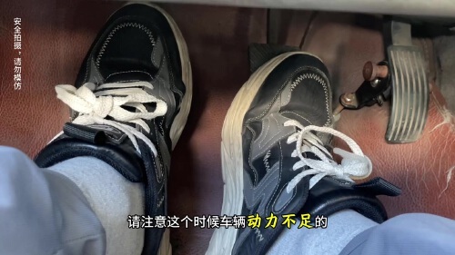 半坡起步不熄火不溜车的方法!