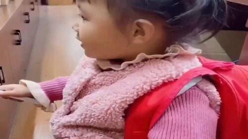 萌娃模仿老师,妈妈笑一下都不让
