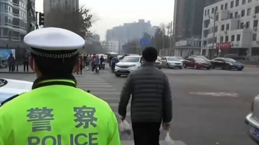 骑电动车当街逆行,最终被交警拦下,违规被处罚
