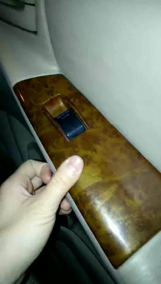 汽车玻璃升降器,这么一个小小的摁纽就可以控制「来自懂车帝车友圈」