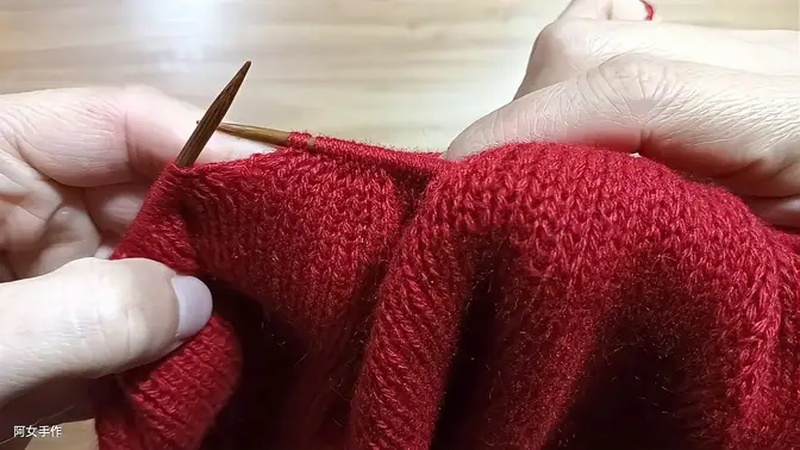 织红色羊绒围巾的第十天,看一下效果