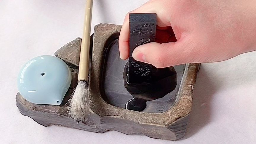 小青年换了个新砚台,先开砚试试怎么样,真的好用啊,墨条也下墨