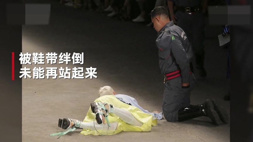 男模走秀时被鞋带绊倒猝死,全场观众以为是表演安排!