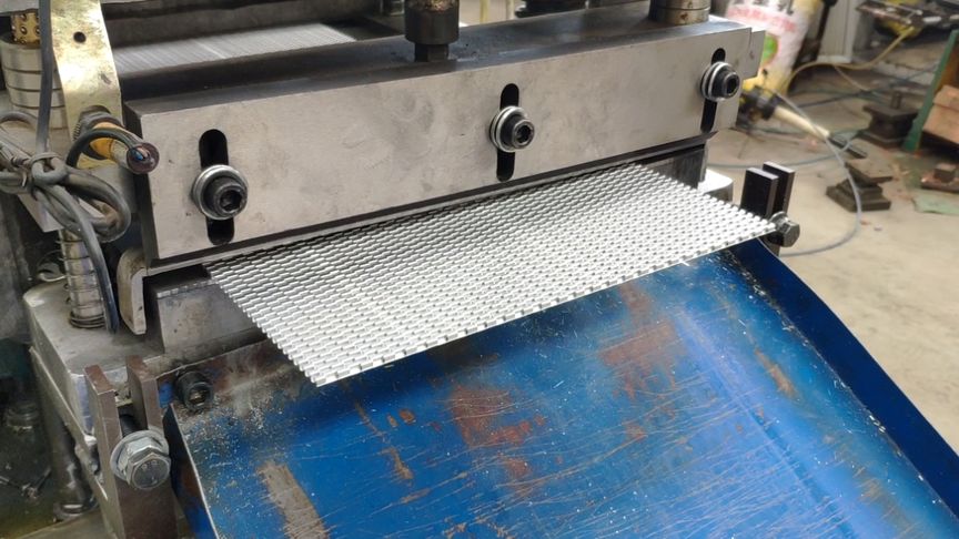 板翅式铝质散热器内翅片冲翅全过程