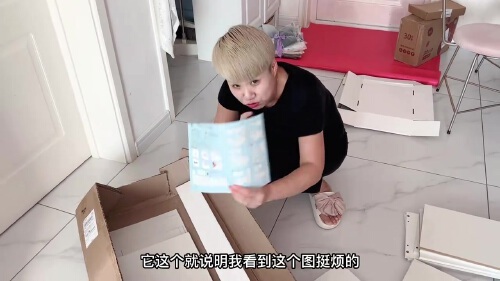 妈妈给晨妤买的新书架,放在飘窗