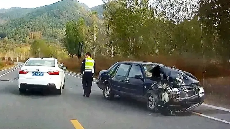804. 交通事故合集:女司机任性超车,却低估了大货车的盲区