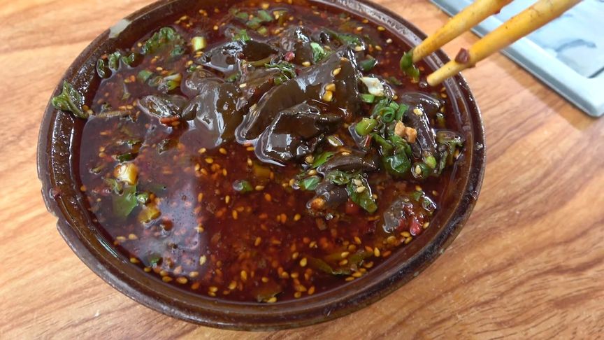 几百万云南人的最爱,地道家乡特色美食,大兄弟就问大家敢不敢吃