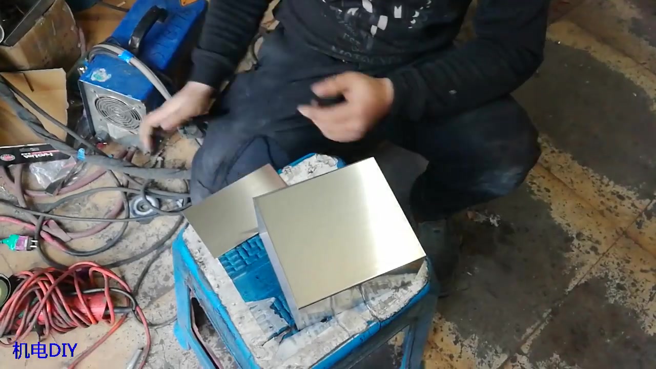 自己动手组装12V45安时锂电池!先来制作一个不锈钢外壳