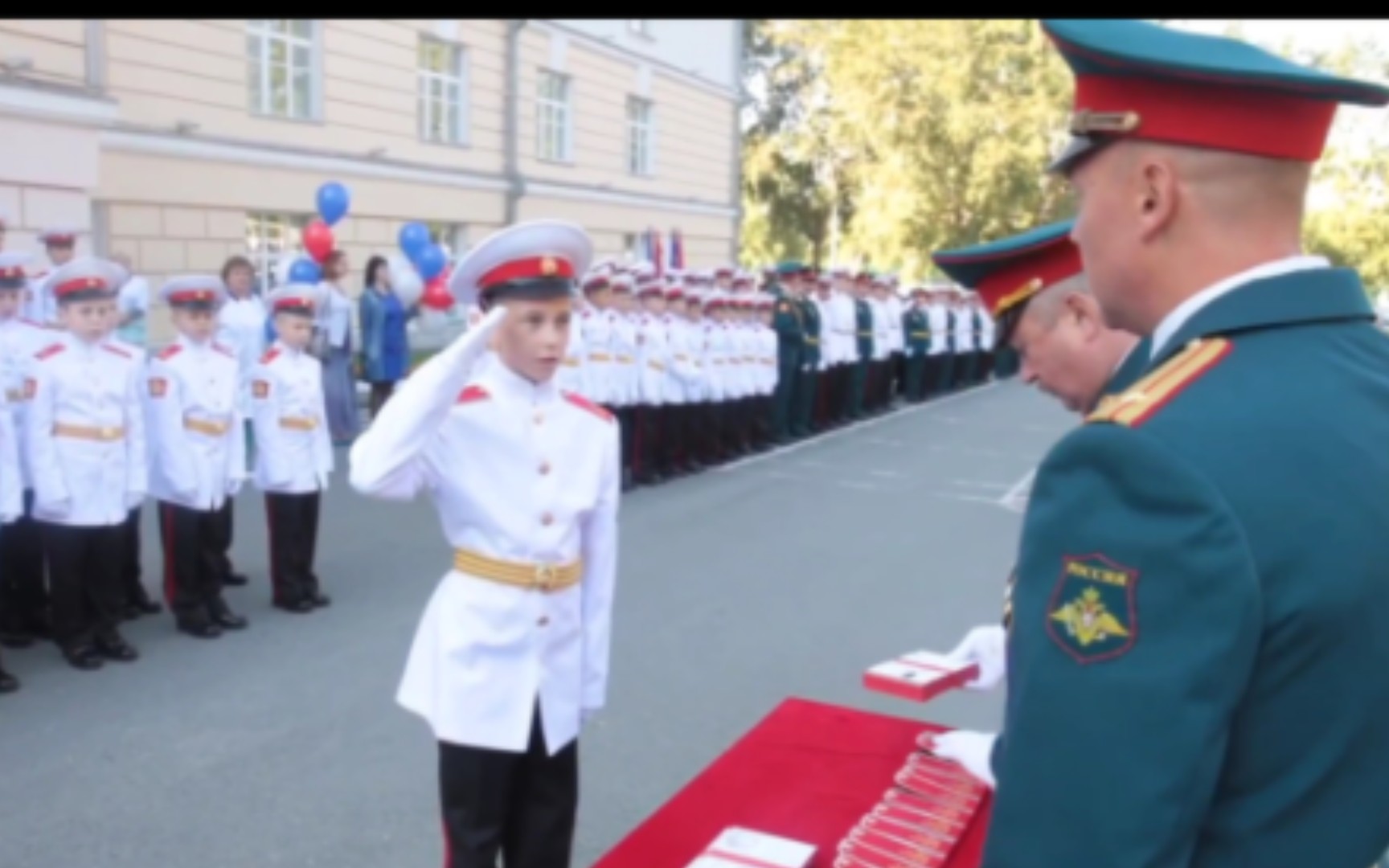 叶卡捷琳堡苏沃洛夫军校的少年军获得俄罗斯总统证书