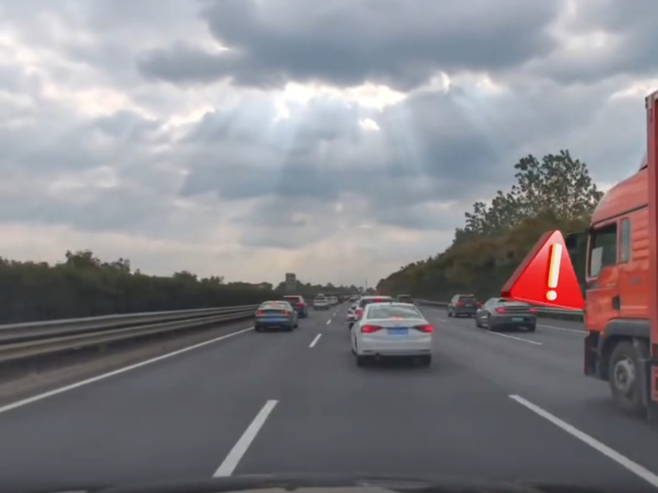 问界M9紧急避让场面,果然AEB可以不用,但是必须得有