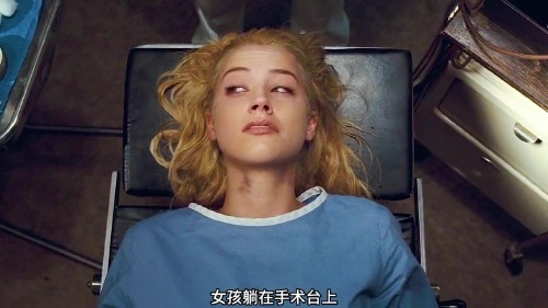 女孩被绑在手术台进行点击疗法太可怕了