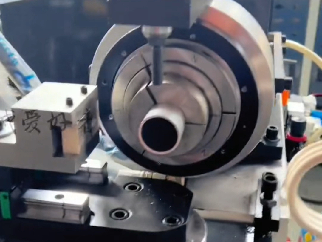 铝管怎么封口机?铝管热挤压铝管封口机的工作原理是先通过高频加热...