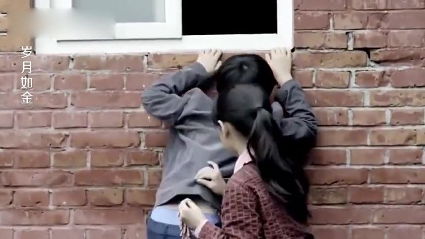 老师肚子痛上厕所,上到一半学生丢进来一挂鞭炮,老师的反应超逗