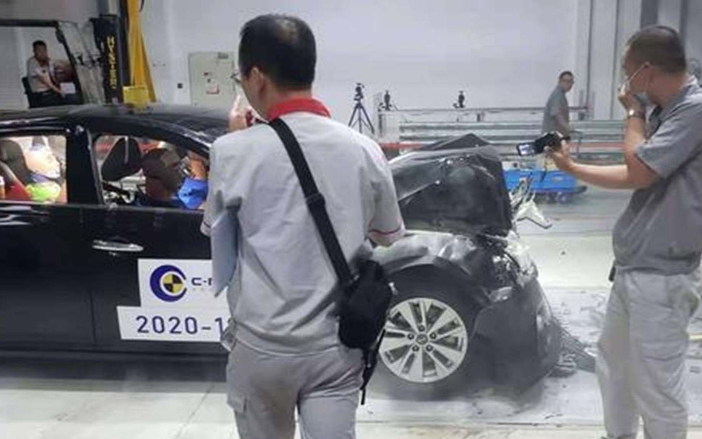 日产天籁在碰撞试验中发生自燃,安全问题值得深刻反思!