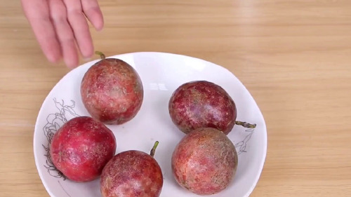 百香果皮别扔!皱巴巴的8个妙用,解决家家头疼的小麻烦