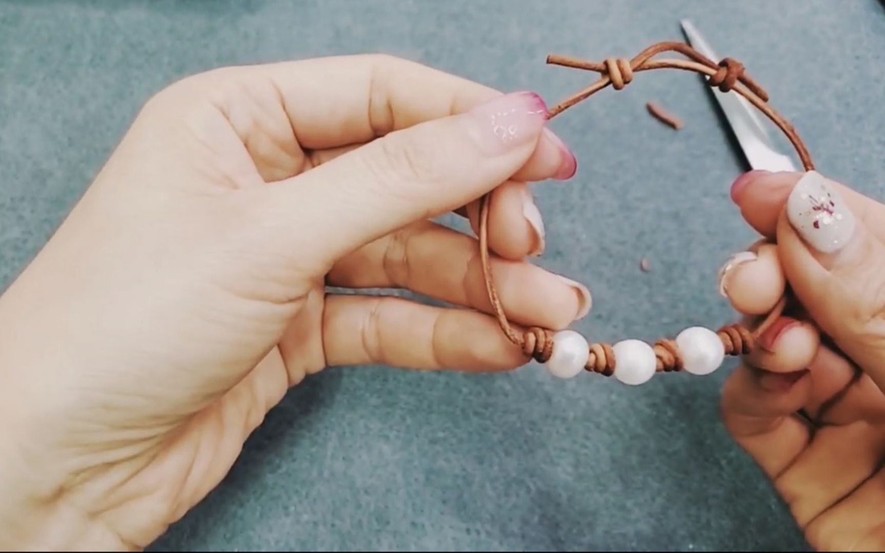 珍珠饰品DIY,皮绳珍珠手链的编织