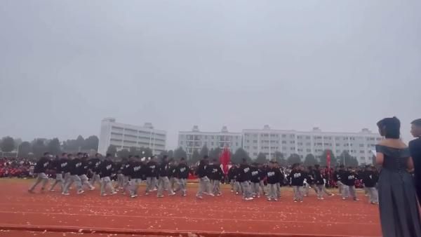 运动会开幕式,班主任带同学们跳少数民族舞蹈入场