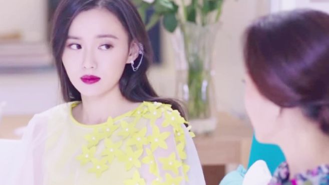 两个人长的一模一样,母亲以为是自己女儿,却被告知没有血缘关系