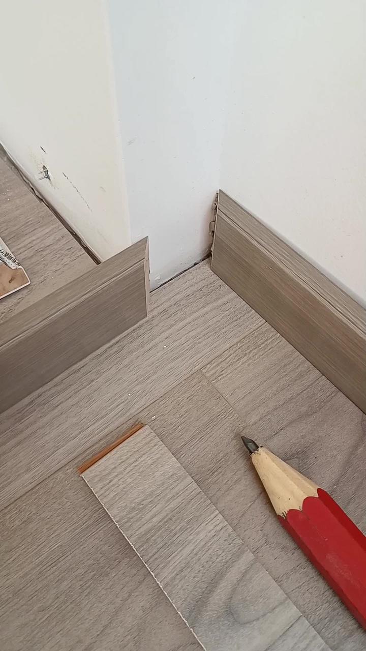 怎么用无痕羊角钉,安装实木踢脚线?#无痕羊角钉 #实用工具