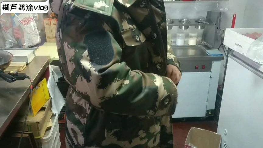 冬天里卖这种衣服的基本是假货,大家知道如何辨别真假吗?