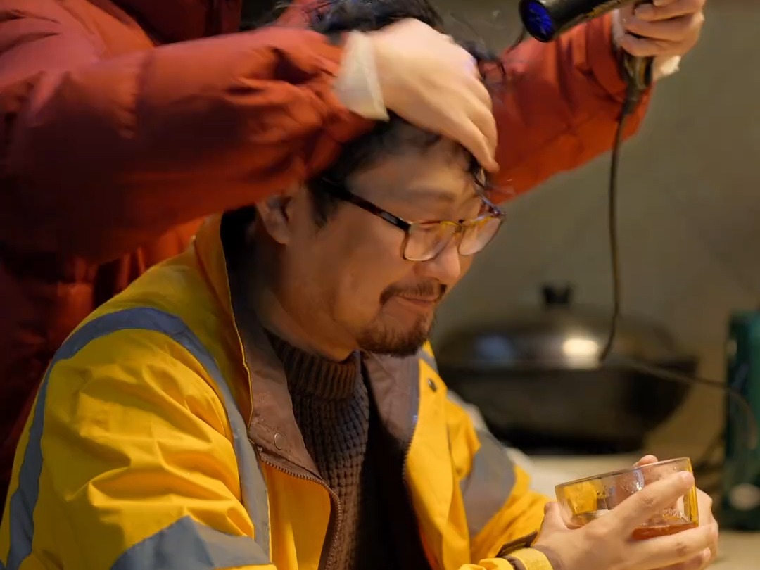 我们总会在某个瞬间,感受到来自生活,来自身边人滚烫的温暖。