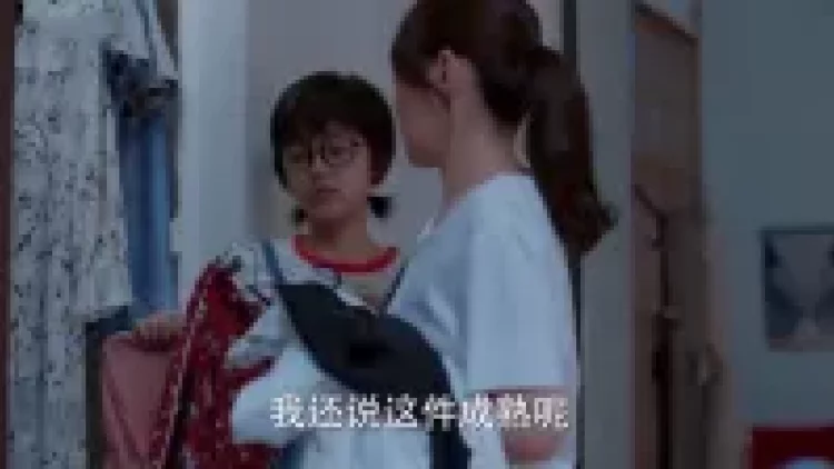 学校组织旅游,不料妙妙一听可以不穿校服,立马惦记上小姨的衣服