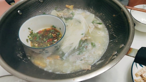 辉哥30多岁还娶不到老婆,信用卡还欠了10多万,吃着吃着就哭了!