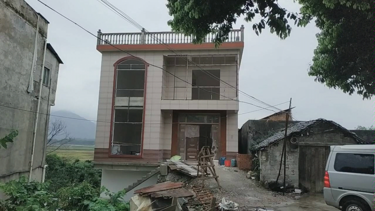 农村自建房两层楼房,主体加装修40万,外墙贴瓷砖好看