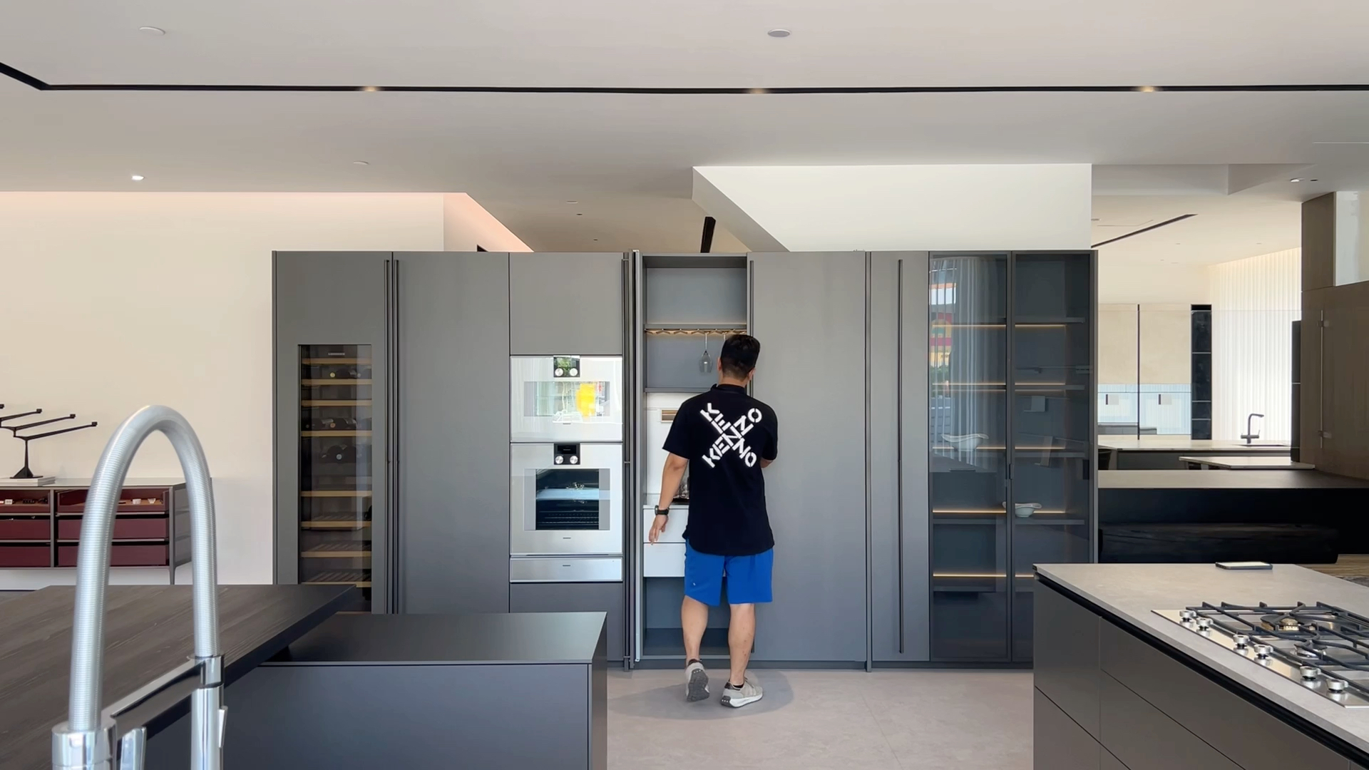 嵌入式电器与功能性五金的运用,比例的拿捏与门板拉手的选择搭配,...