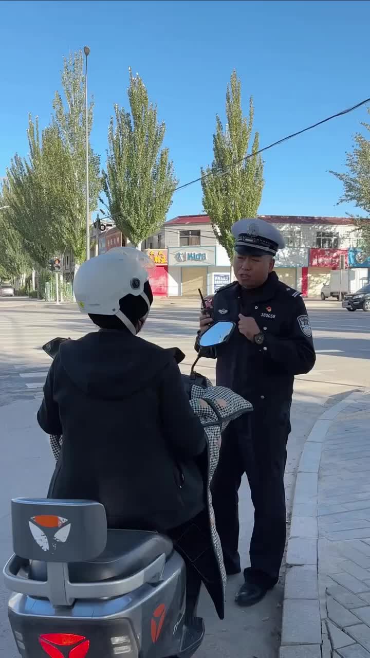 头盔 朋友!请你记住,头盔不是给交警戴的,戴头盔是为了你自己的人身...