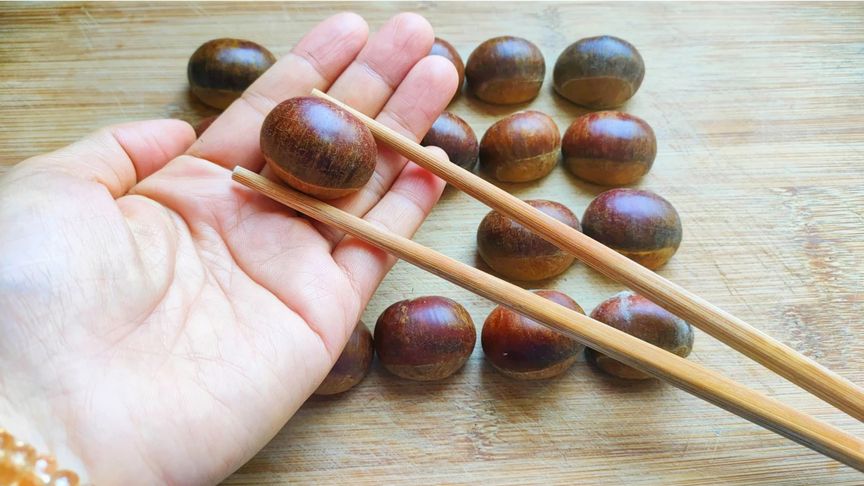 板栗去壳原来这么简单,一双筷子就搞定,1秒3个,方法太实用了