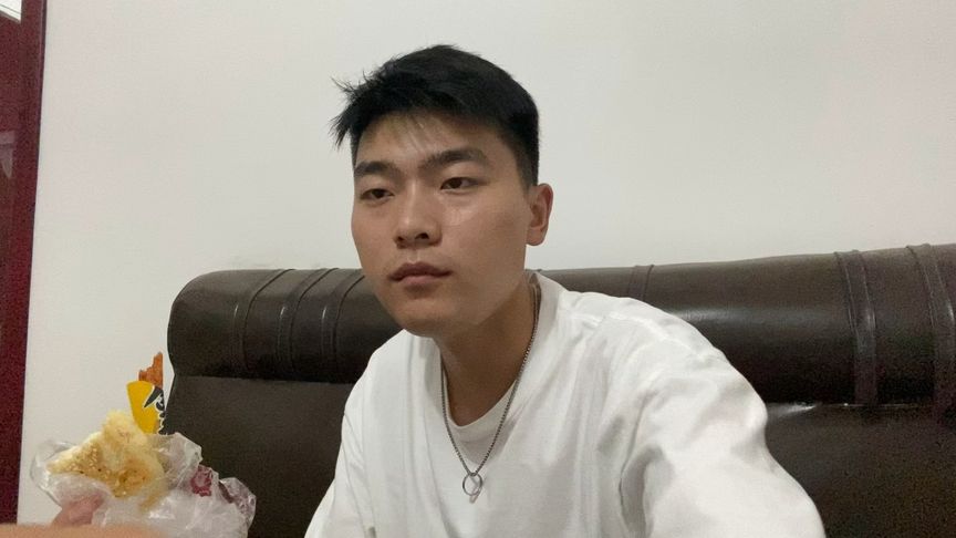 停水了男孩竟然去厕所马桶找东西吃