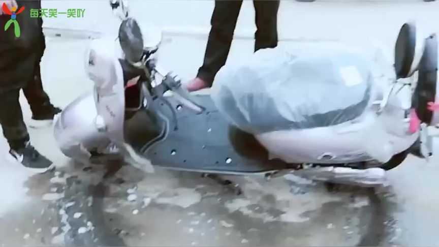 朋友展示他的电动车,启动后自己在原地转起了圈,网友:拉磨的!