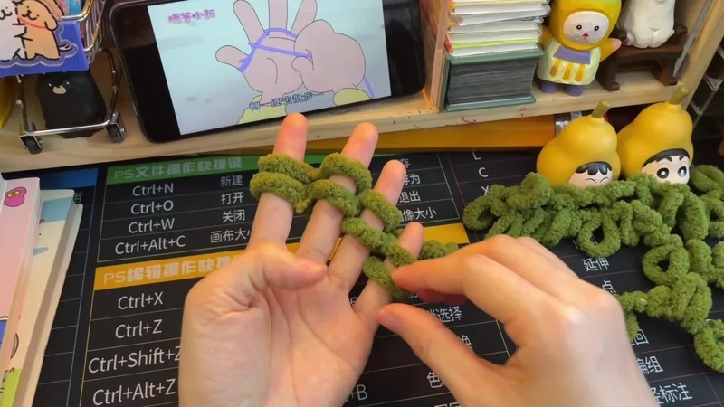 有手就会的围巾教程 蜡笔小新 手工diy 手工礼物 仪式感不能少