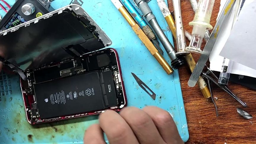 iphone7plus充电中不开机,深夜维修,一颗小芯片完美修好