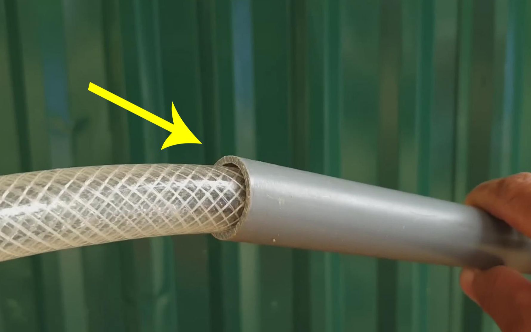 橡胶软管和PVC管怎么连接一起?老水工这方法才是正确的,真结实