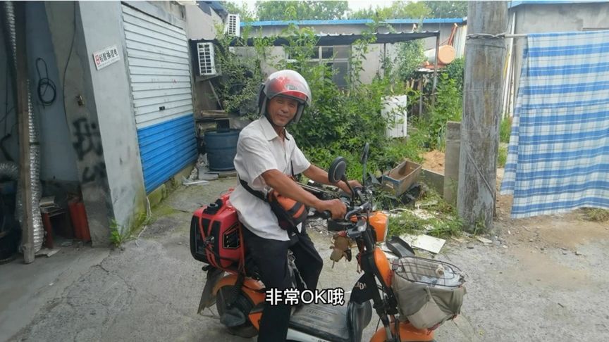 下午一位本地网友来强哥这里安装两轮车增程器发电机给他安排