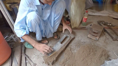 老师傅1;1铸造铝配件,制作模具是关键,几分钟一个可循环复制